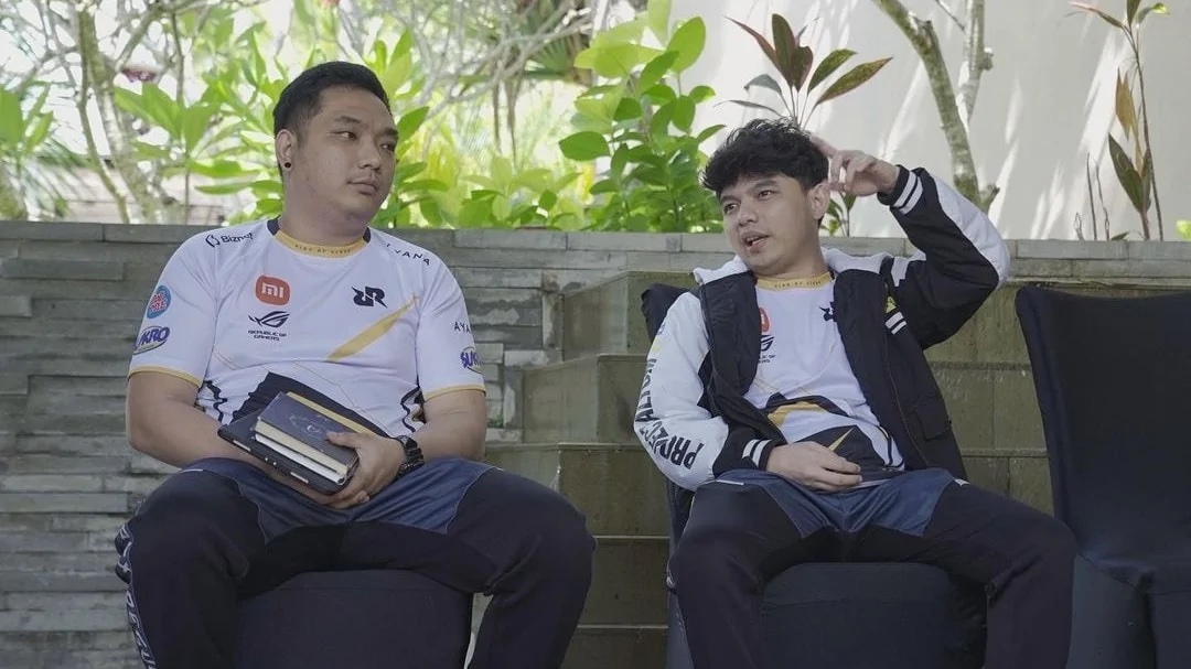 Sa pagdating ng James-Acil duo, mapupuno ba ng RRQ Hoshi players ang ...