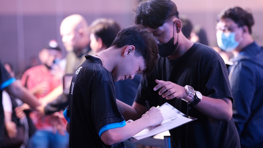 Irrad inialay ang kanyang laro para sa yumaong si Coach Navi | ONE ...